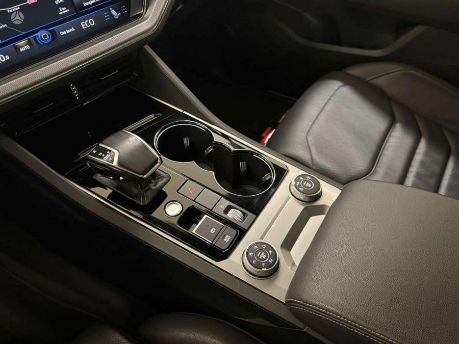 Blue Volkswagen Touareg 2019 in Marijampole, with an engine capacity of 2.97 L and mileage of 205 thousand km for 33850 €, photo 5 on AUTOMOTO.COM.LV