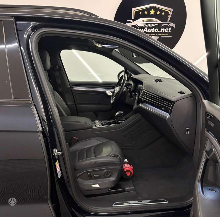 Blue Volkswagen Touareg 2019 in Marijampole, with an engine capacity of 2.97 L and mileage of 205 thousand km for 33850 €, photo 18 on AUTOMOTO.COM.LV