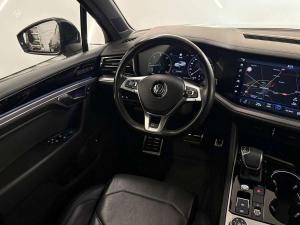 Blue Volkswagen Touareg 2019 in Marijampole, with an engine capacity of 2.97 L and mileage of 205 thousand km for 33850 €, photo 23 on AUTOMOTO.COM.LV