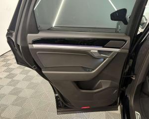 Blue Volkswagen Touareg 2019 in Marijampole, with an engine capacity of 2.97 L and mileage of 205 thousand km for 33850 €, photo 24 on AUTOMOTO.COM.LV