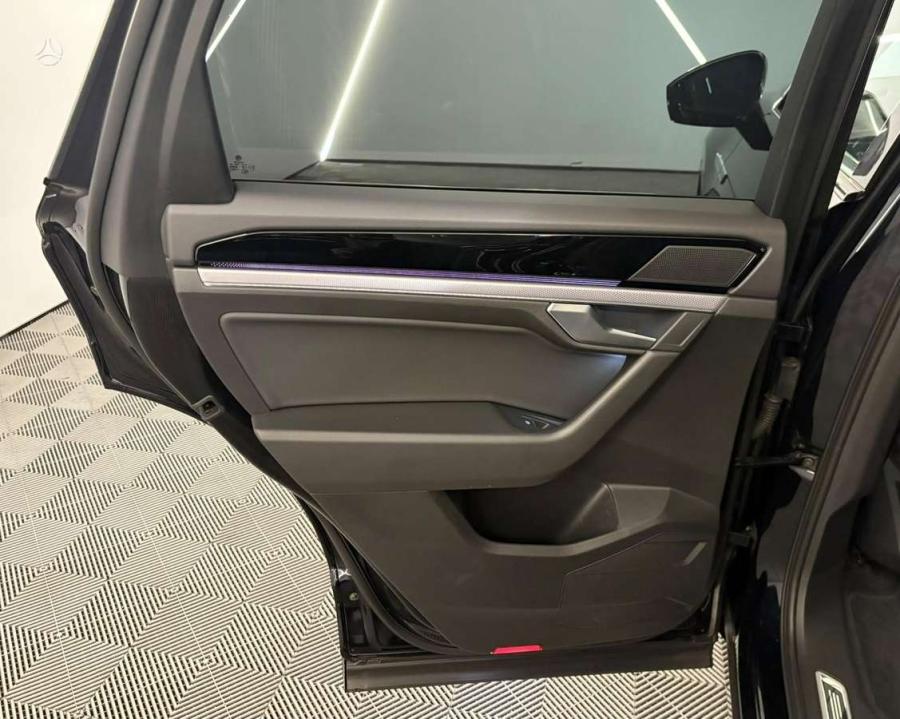 Blue Volkswagen Touareg 2019 in Marijampole, with an engine capacity of 2.97 L and mileage of 205 thousand km for 33850 €, photo 24 on AUTOMOTO.COM.LV