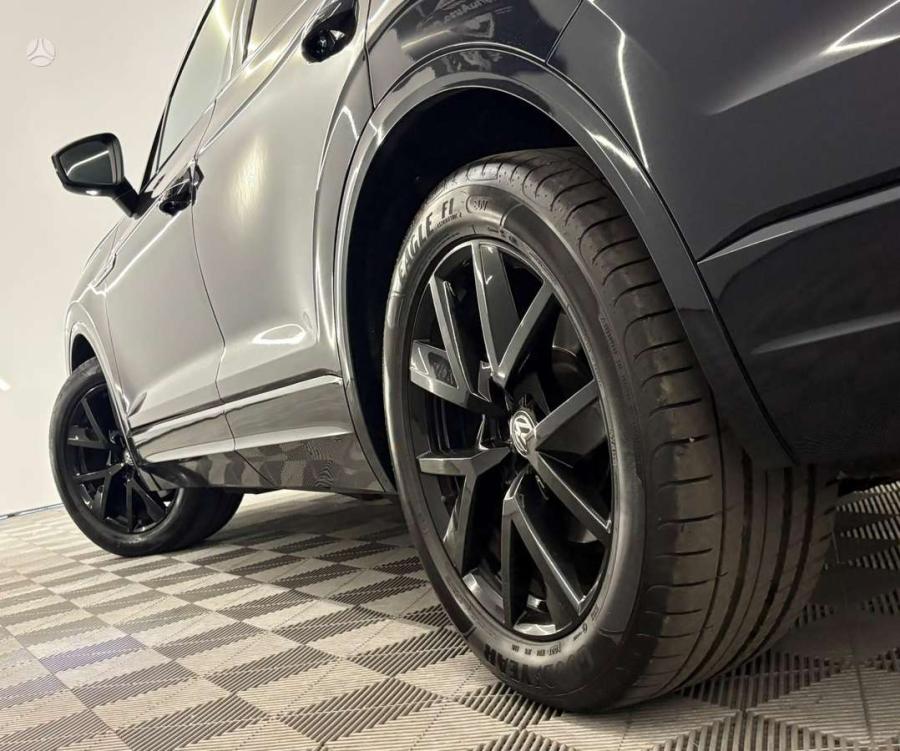 Blue Volkswagen Touareg 2019 in Marijampole, with an engine capacity of 2.97 L and mileage of 205 thousand km for 33850 €, photo 25 on AUTOMOTO.COM.LV