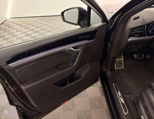 Blue Volkswagen Touareg 2019 in Marijampole, with an engine capacity of 2.97 L and mileage of 205 thousand km for 33850 €, photo 28 on AUTOMOTO.COM.LV