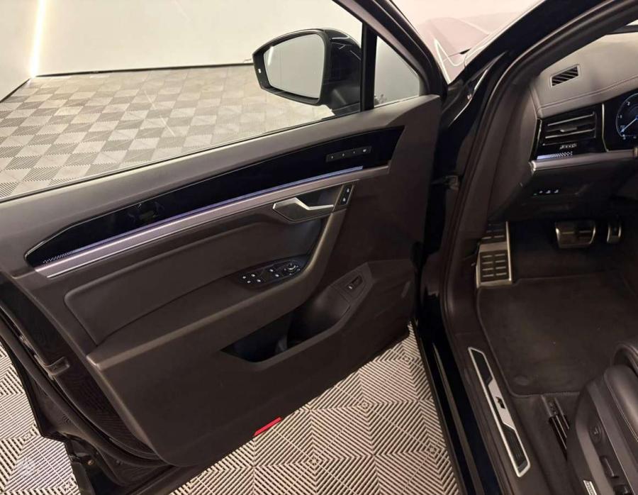Blue Volkswagen Touareg 2019 in Marijampole, with an engine capacity of 2.97 L and mileage of 205 thousand km for 33850 €, photo 28 on AUTOMOTO.COM.LV