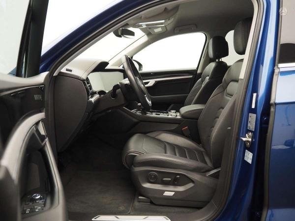 Blue Volkswagen Touareg 2019 in Vilnius, with an engine capacity of 2.97 L and mileage of 100 thousand km for 37000 €, photo 9 on AUTOMOTO.COM.LV
