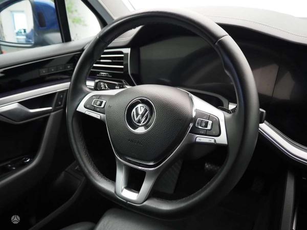Blue Volkswagen Touareg 2019 in Vilnius, with an engine capacity of 2.97 L and mileage of 100 thousand km for 37000 €, photo 11 on AUTOMOTO.COM.LV