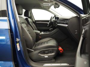 Blue Volkswagen Touareg 2019 in Vilnius, with an engine capacity of 2.97 L and mileage of 100 thousand km for 37000 €, photo 12 on AUTOMOTO.COM.LV