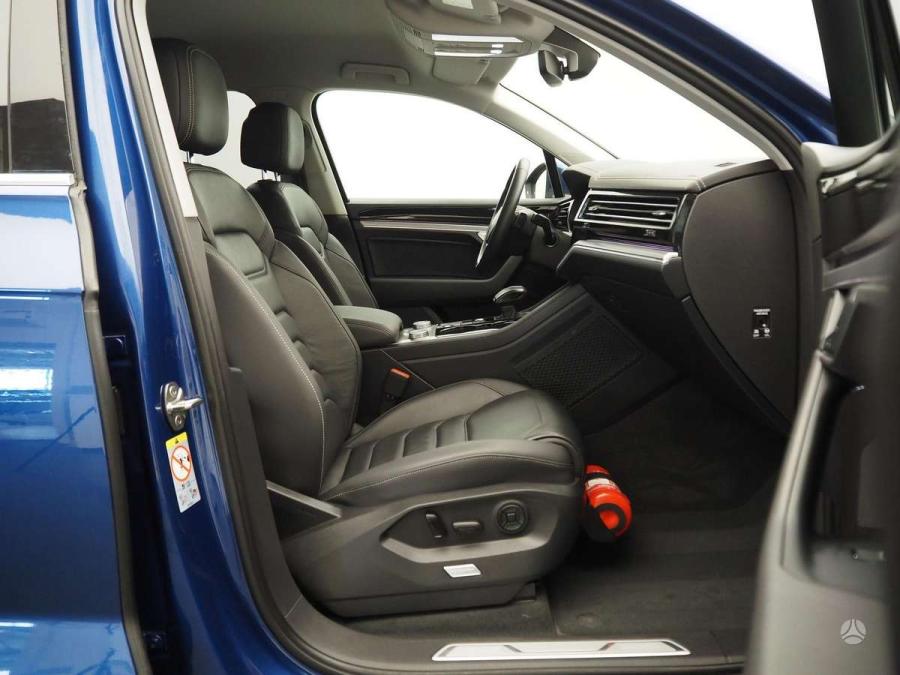 Blue Volkswagen Touareg 2019 in Vilnius, with an engine capacity of 2.97 L and mileage of 100 thousand km for 37000 €, photo 12 on AUTOMOTO.COM.LV