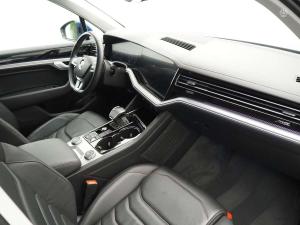 Blue Volkswagen Touareg 2019 in Vilnius, with an engine capacity of 2.97 L and mileage of 100 thousand km for 37000 €, photo 13 on AUTOMOTO.COM.LV
