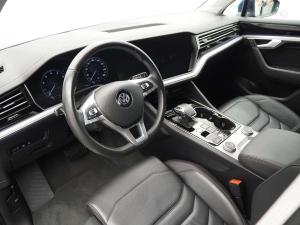 Blue Volkswagen Touareg 2019 in Vilnius, with an engine capacity of 2.97 L and mileage of 100 thousand km for 37000 €, photo 23 on AUTOMOTO.COM.LV