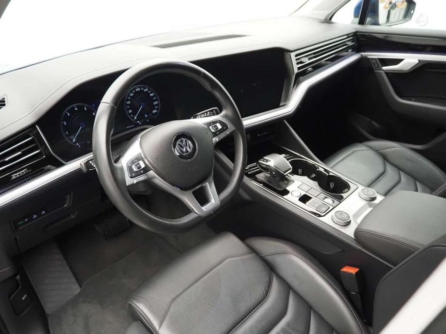 Blue Volkswagen Touareg 2019 in Vilnius, with an engine capacity of 2.97 L and mileage of 100 thousand km for 37000 €, photo 23 on AUTOMOTO.COM.LV