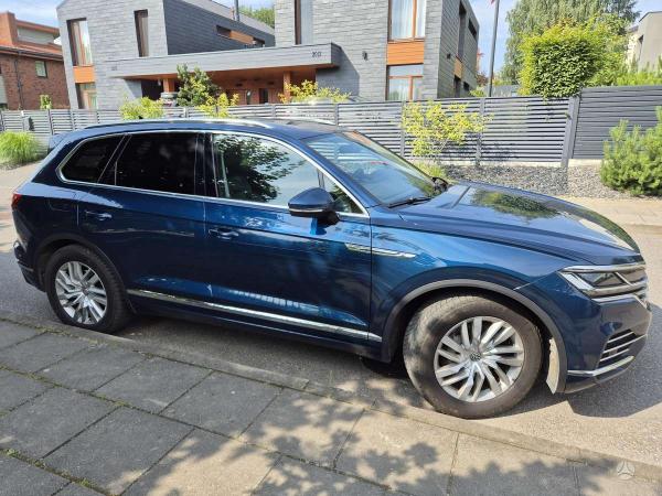 Volkswagen Touareg 2019 Viļņa vietnē Zils Volkswagen Touareg 2019 Viļņa, ar dzinēja tilpumu 2.97 L un nobraukumu 213 tūkst. km par 31500 €, foto 4 vietnē AUTOMOTO.COM.LV