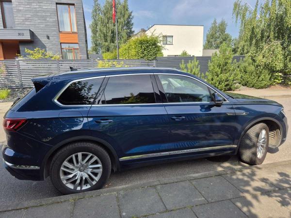 Volkswagen Touareg 2019 Viļņa vietnē Zils Volkswagen Touareg 2019 Viļņa, ar dzinēja tilpumu 2.97 L un nobraukumu 213 tūkst. km par 31500 €, foto 5 vietnē AUTOMOTO.COM.LV