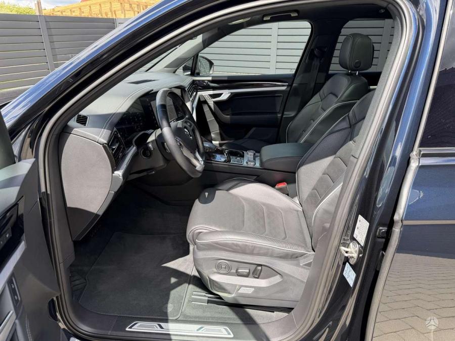 Zils Volkswagen Touareg 2020 Telšiai, ar dzinēja tilpumu 2.97 L un nobraukumu 282 tūkst. km par 30750 €, foto 32 vietnē AUTOMOTO.COM.LV
