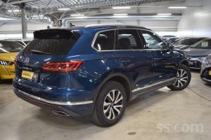 Zils Volkswagen Touareg 2021 Rīga, ar dzinēja tilpumu 3.00 L un nobraukumu 54 tūkst. km par 41900 €, foto 2 vietnē AUTOMOTO.COM.LV