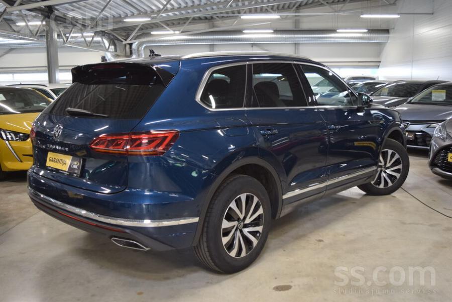 Zils Volkswagen Touareg 2021 Rīga, ar dzinēja tilpumu 3.00 L un nobraukumu 54 tūkst. km par 41900 €, foto 2 vietnē AUTOMOTO.COM.LV