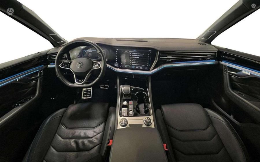 Blue Volkswagen Touareg 2021 in Kaunas, with an engine capacity of 3.00 L and mileage of 149 thousand km for 41200 €, photo 6 on AUTOMOTO.COM.LV