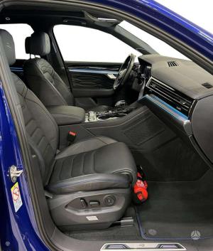 Blue Volkswagen Touareg 2021 in Kaunas, with an engine capacity of 3.00 L and mileage of 149 thousand km for 41200 €, photo 7 on AUTOMOTO.COM.LV