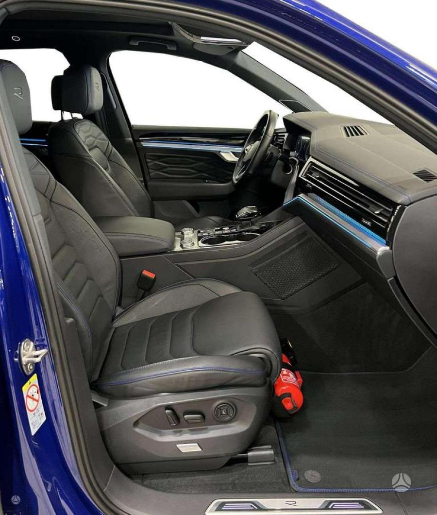 Blue Volkswagen Touareg 2021 in Kaunas, with an engine capacity of 3.00 L and mileage of 149 thousand km for 41200 €, photo 7 on AUTOMOTO.COM.LV