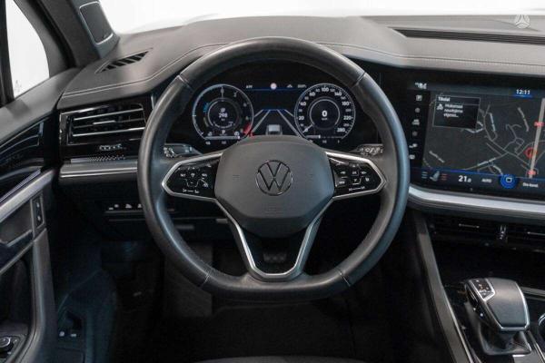 Blue Volkswagen Touareg 2021 in Vilnius, with an engine capacity of 3.00 L and mileage of 124 thousand km for 42300 €, photo 10 on AUTOMOTO.COM.LV