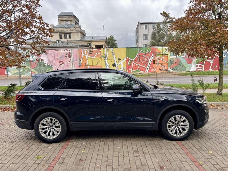 Blue Volkswagen Touareg 2022 in Vilnius, with an engine capacity of 3.00 L and mileage of 157 thousand km for 26900 €, photo 1 on AUTOMOTO.COM.LV