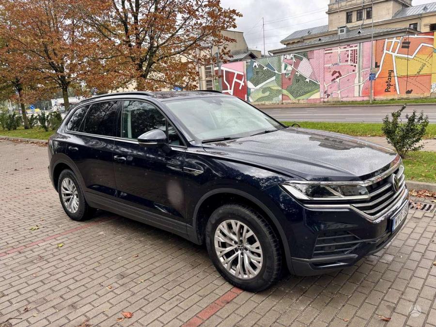 Blue Volkswagen Touareg 2022 in Vilnius, with an engine capacity of 3.00 L and mileage of 157 thousand km for 26900 €, photo 3 on AUTOMOTO.COM.LV