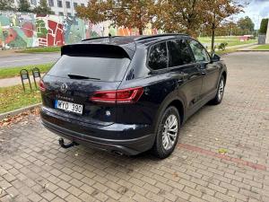 Blue Volkswagen Touareg 2022 in Vilnius, with an engine capacity of 3.00 L and mileage of 157 thousand km for 26900 €, photo 4 on AUTOMOTO.COM.LV