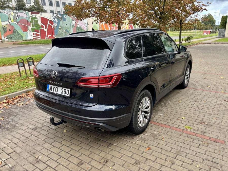 Blue Volkswagen Touareg 2022 in Vilnius, with an engine capacity of 3.00 L and mileage of 157 thousand km for 26900 €, photo 4 on AUTOMOTO.COM.LV