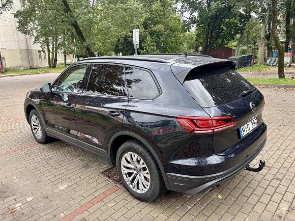 Blue Volkswagen Touareg 2022 in Vilnius, with an engine capacity of 3.00 L and mileage of 157 thousand km for 26900 €, photo 6 on AUTOMOTO.COM.LV