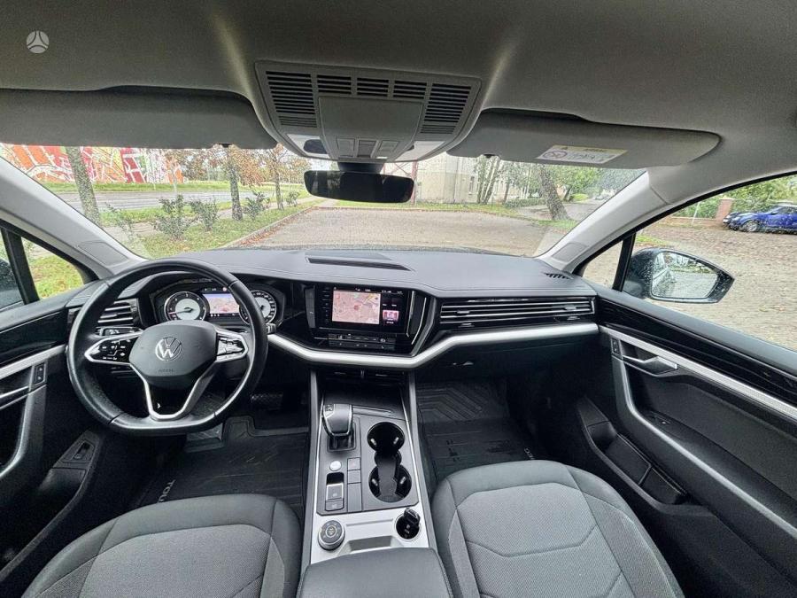 Blue Volkswagen Touareg 2022 in Vilnius, with an engine capacity of 3.00 L and mileage of 157 thousand km for 26900 €, photo 9 on AUTOMOTO.COM.LV