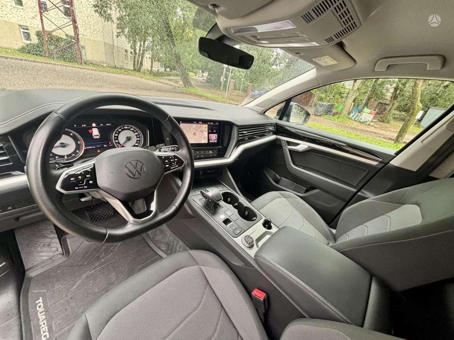 Blue Volkswagen Touareg 2022 in Vilnius, with an engine capacity of 3.00 L and mileage of 157 thousand km for 26900 €, photo 10 on AUTOMOTO.COM.LV