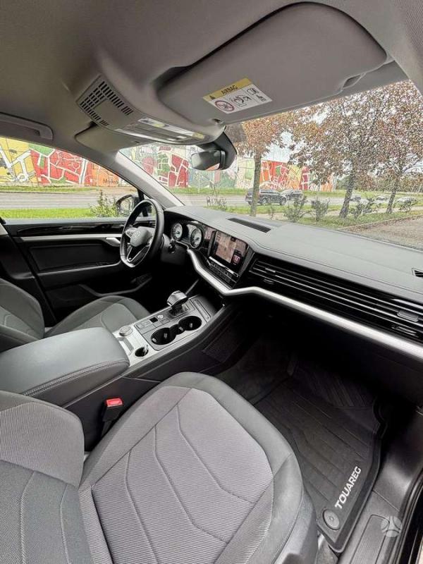 Blue Volkswagen Touareg 2022 in Vilnius, with an engine capacity of 3.00 L and mileage of 157 thousand km for 26900 €, photo 11 on AUTOMOTO.COM.LV