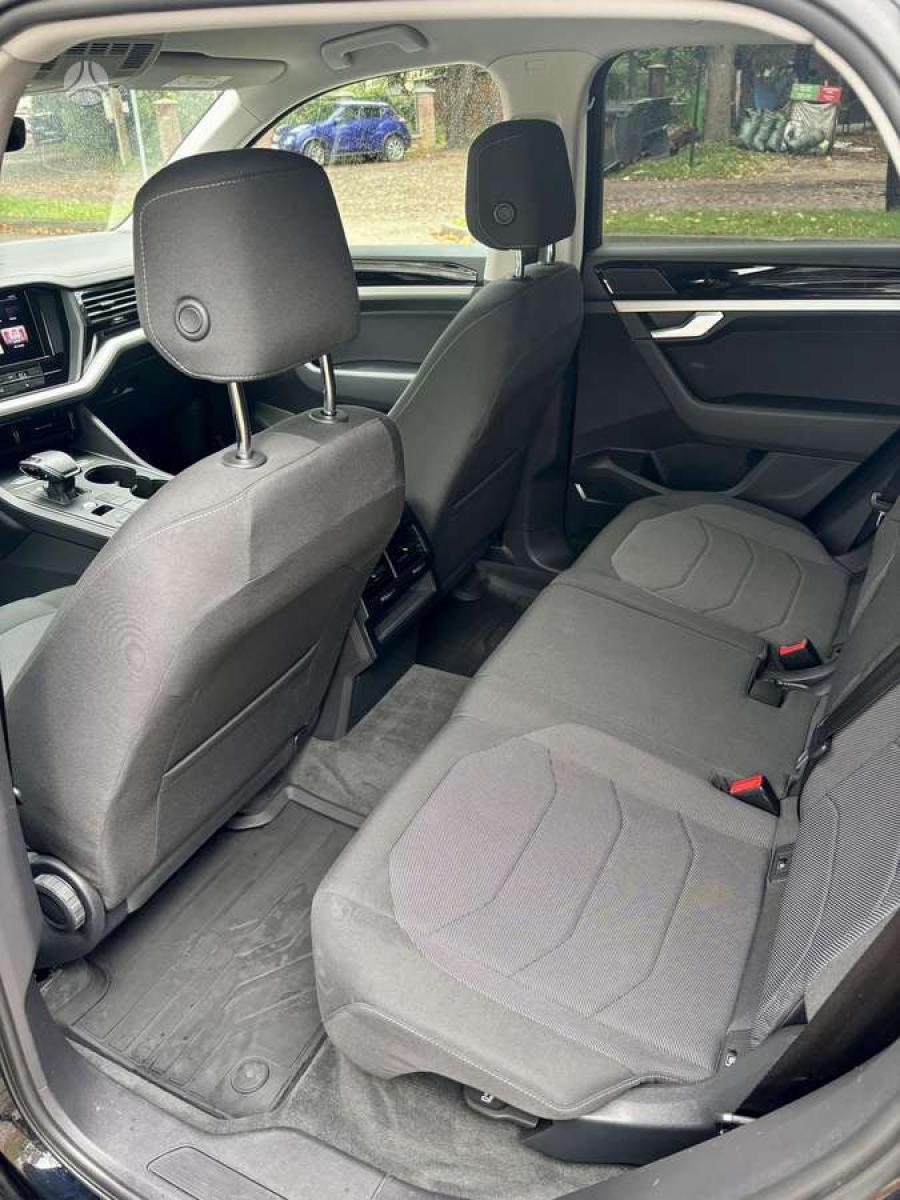 Blue Volkswagen Touareg 2022 in Vilnius, with an engine capacity of 3.00 L and mileage of 157 thousand km for 26900 €, photo 12 on AUTOMOTO.COM.LV