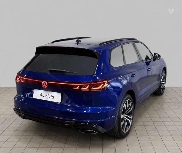 Blue Volkswagen Touareg 2024 in Kaunas, with an engine capacity of 2.97 L and mileage of 38 thousand km for 67600 €, photo 4 on AUTOMOTO.COM.LV