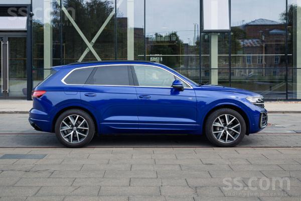 Blue Volkswagen Touareg 2025 in Riga, with an engine capacity of 3.00 L and mileage of 19 thousand km for 71950 €, photo 8 on AUTOMOTO.COM.LV