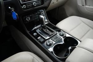 Zils Volkswagen Touareg 2017 Rīga, ar dzinēja tilpumu 3.00 L un nobraukumu 182 tūkst. km par 16800 €, foto 15 vietnē AUTOMOTO.COM.LV