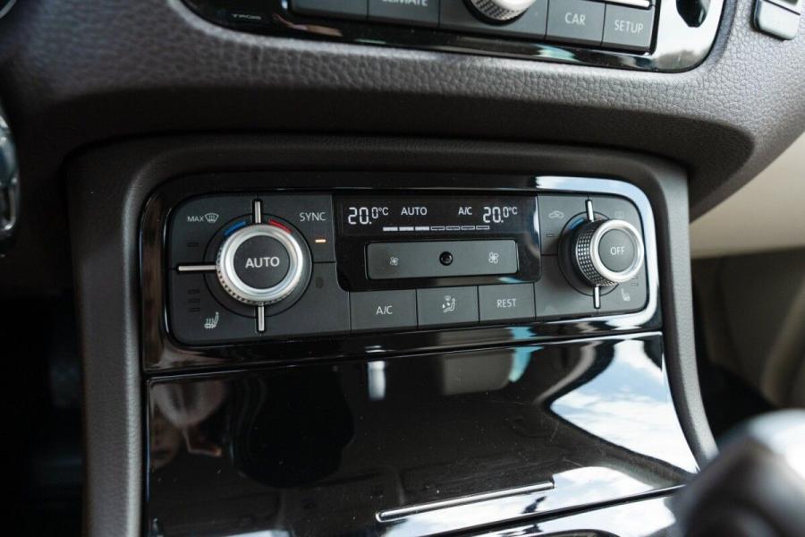 Zils Volkswagen Touareg 2017 Rīga, ar dzinēja tilpumu 3.00 L un nobraukumu 182 tūkst. km par 16800 €, foto 16 vietnē AUTOMOTO.COM.LV