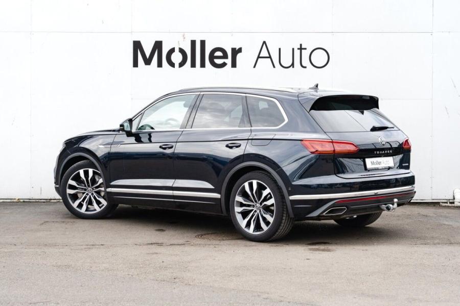 Blue Volkswagen Touareg 2021 in Riga, with an engine capacity of 3.00 L and mileage of 103 thousand km for 43900 €, photo 3 on AUTOMOTO.COM.LV