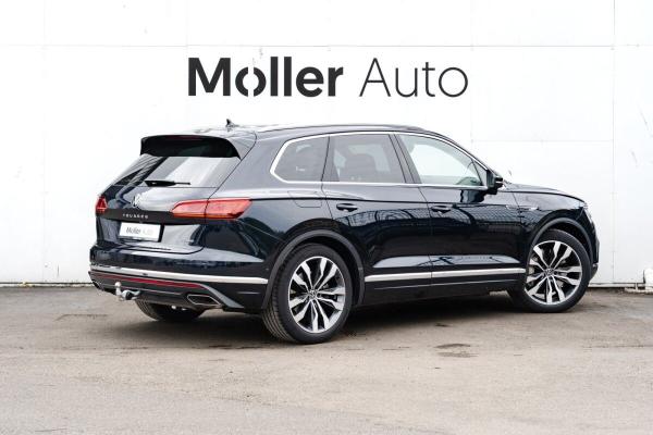 Blue Volkswagen Touareg 2021 in Riga, with an engine capacity of 3.00 L and mileage of 103 thousand km for 43900 €, photo 3 on AUTOMOTO.COM.LV