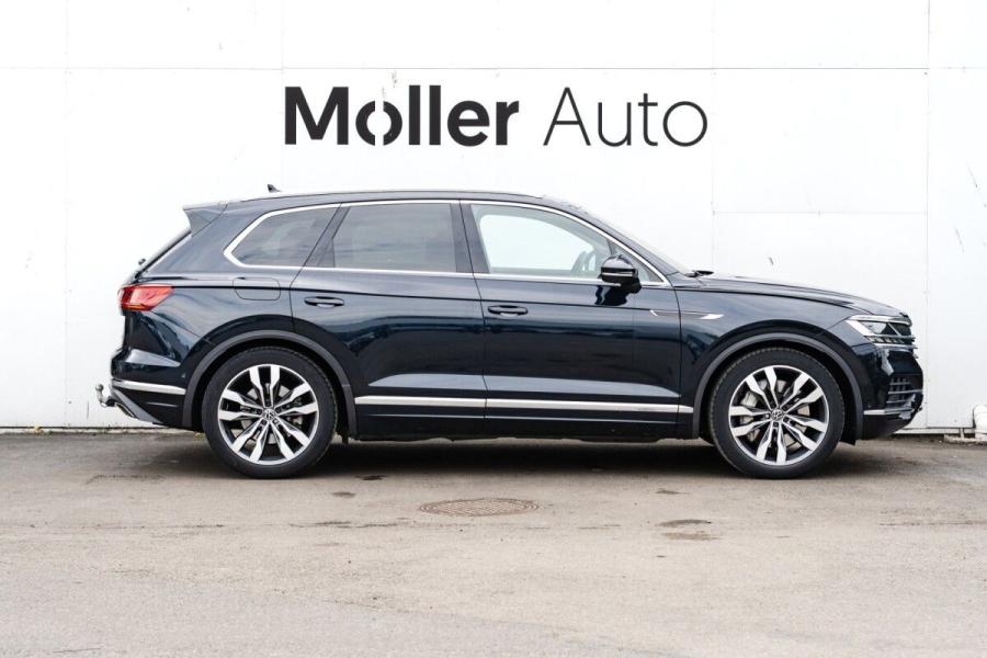 Blue Volkswagen Touareg 2021 in Riga, with an engine capacity of 3.00 L and mileage of 103 thousand km for 43900 €, photo 5 on AUTOMOTO.COM.LV