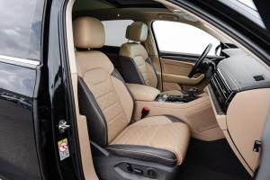 Blue Volkswagen Touareg 2021 in Riga, with an engine capacity of 3.00 L and mileage of 103 thousand km for 43900 €, photo 6 on AUTOMOTO.COM.LV