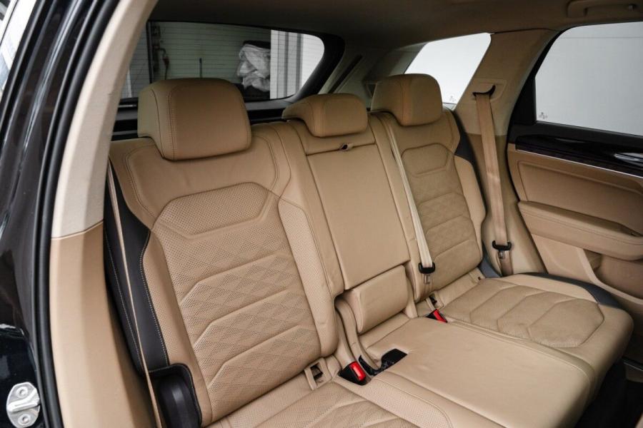 Blue Volkswagen Touareg 2021 in Riga, with an engine capacity of 3.00 L and mileage of 103 thousand km for 43900 €, photo 10 on AUTOMOTO.COM.LV
