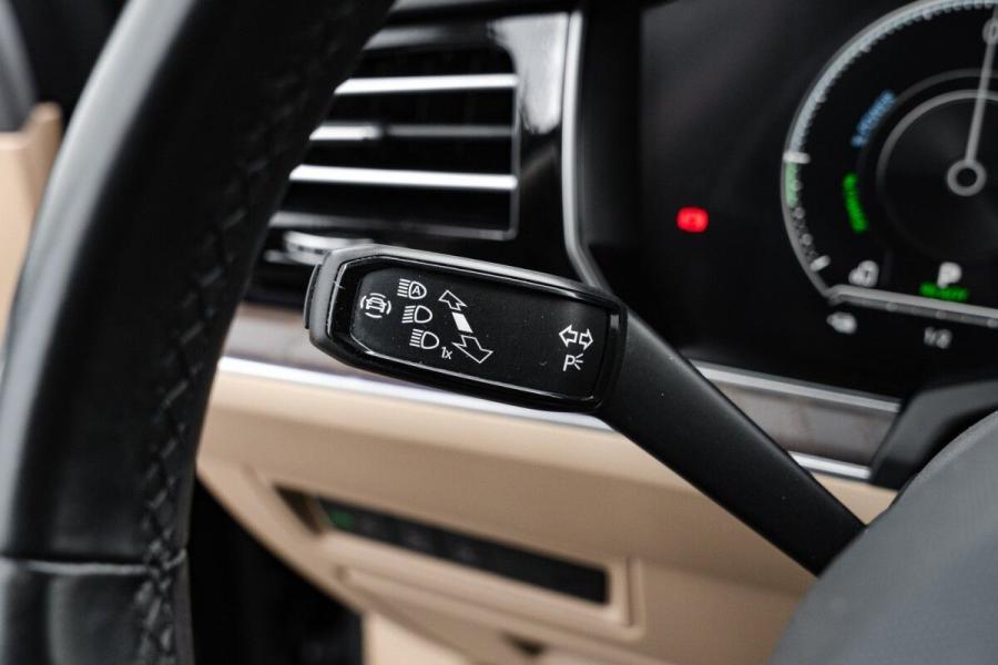 Blue Volkswagen Touareg 2021 in Riga, with an engine capacity of 3.00 L and mileage of 103 thousand km for 43900 €, photo 15 on AUTOMOTO.COM.LV