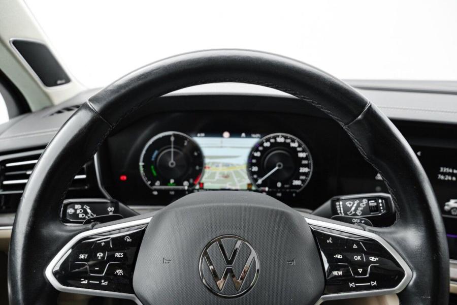 Blue Volkswagen Touareg 2021 in Riga, with an engine capacity of 3.00 L and mileage of 103 thousand km for 43900 €, photo 22 on AUTOMOTO.COM.LV