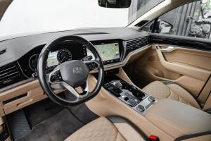 Blue Volkswagen Touareg 2021 in Riga, with an engine capacity of 3.00 L and mileage of 103 thousand km for 43900 €, photo 32 on AUTOMOTO.COM.LV