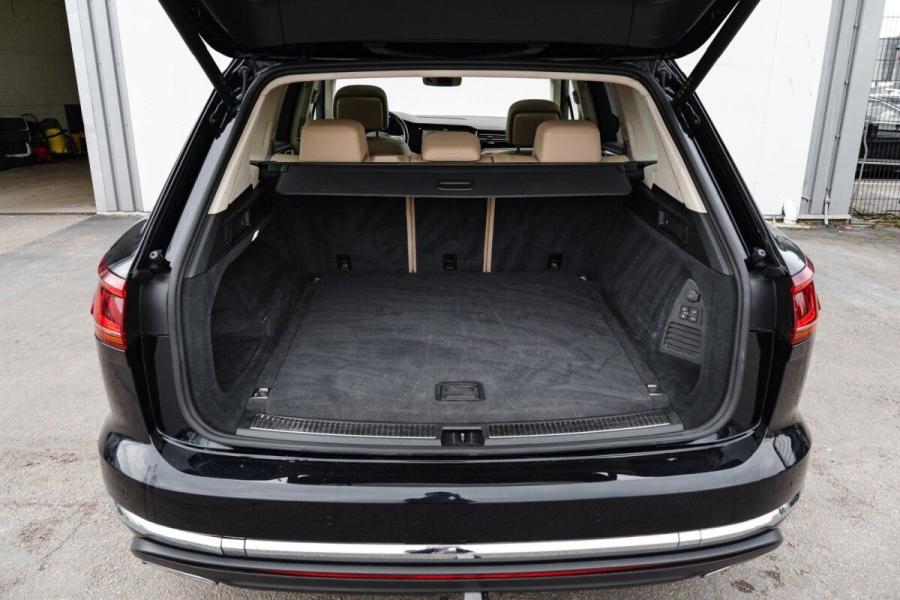 Blue Volkswagen Touareg 2021 in Riga, with an engine capacity of 3.00 L and mileage of 103 thousand km for 43900 €, photo 33 on AUTOMOTO.COM.LV