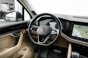 Blue Volkswagen Touareg 2021 in Riga, with an engine capacity of 3.00 L and mileage of 103 thousand km for 43900 €, photo 36 on AUTOMOTO.COM.LV