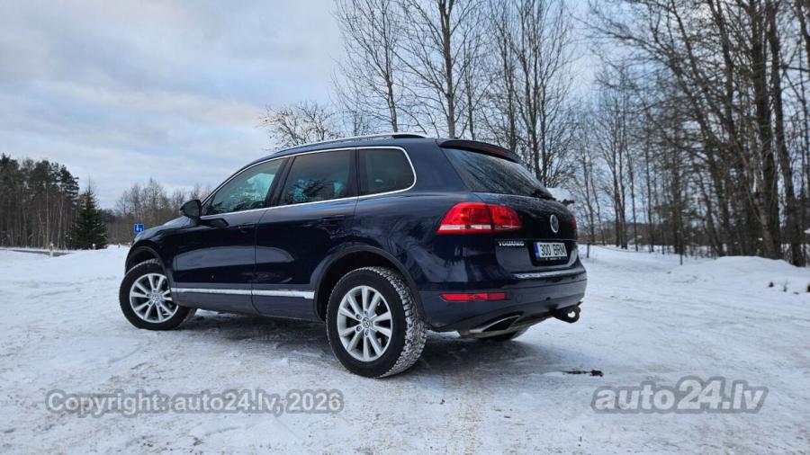 Blue Volkswagen Touareg 2013 in Tallinn, with an engine capacity of 3.00 L and mileage of 285 thousand km for 11990 €, photo 1 on AUTOMOTO.COM.LV