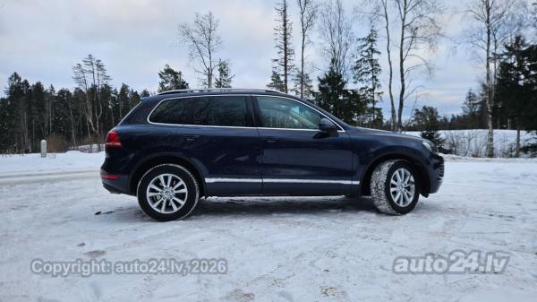 Blue Volkswagen Touareg 2013 in Tallinn, with an engine capacity of 3.00 L and mileage of 285 thousand km for 11990 €, photo 3 on AUTOMOTO.COM.LV