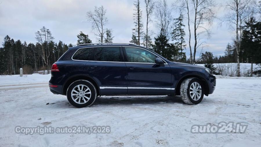 Blue Volkswagen Touareg 2013 in Tallinn, with an engine capacity of 3.00 L and mileage of 285 thousand km for 11990 €, photo 3 on AUTOMOTO.COM.LV